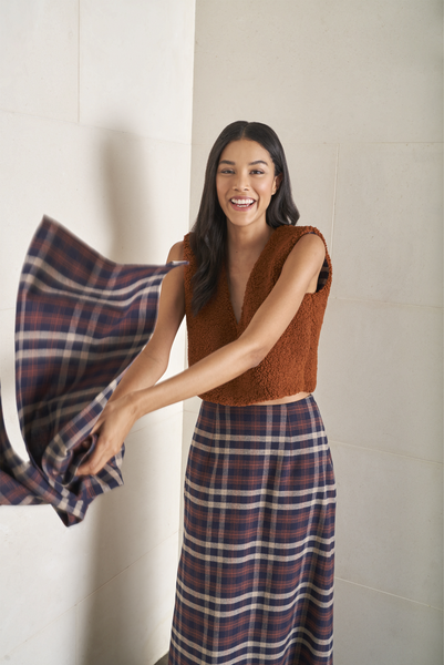 Croppped vest feauturing a V-neckline. – KAGE